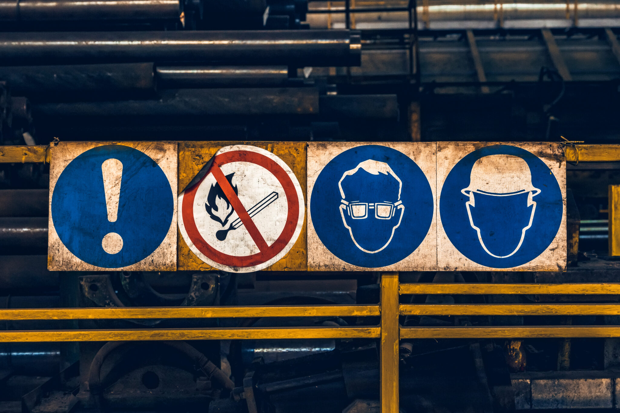 Oznakowanie miejsca pracy – znaki BHP, ewakuacyjne i ppoż.