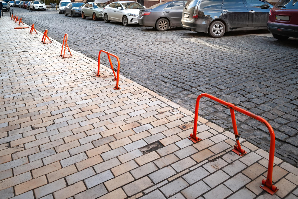 Blokady parkingowe - rodzaje urządzeń do ochrony miejsc postojowych